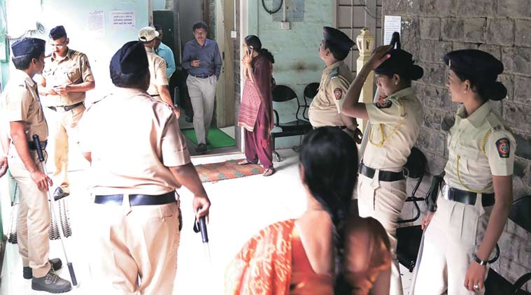 Pune FYJC admission: Parents, students take protest to DyDE office ...