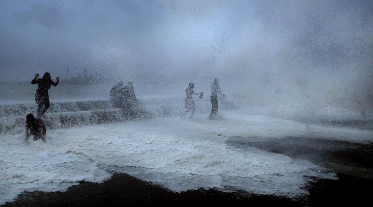 Heavy rains lash Mumbai, residents flock to Marine Drive to enjoy high tide | Mumbai News - The ...