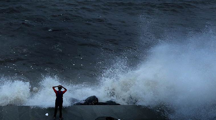 Heavy rains lash Mumbai, residents flock to Marine Drive to enjoy high tide | Mumbai News - The ...