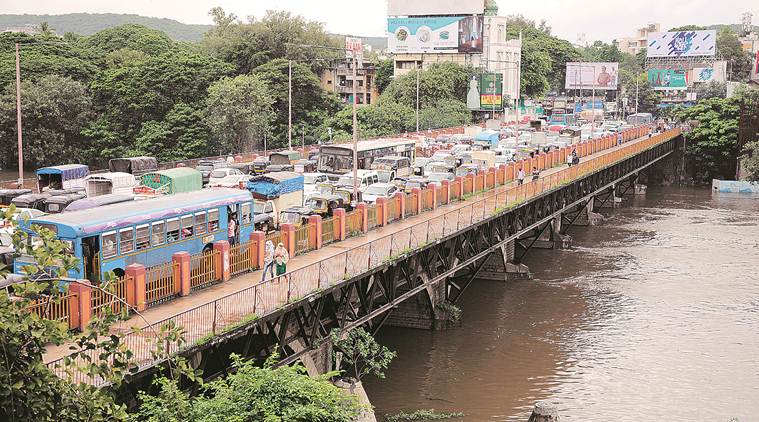 Pune: Water released in Mutha river submerges Bhide bridge, throws ...
