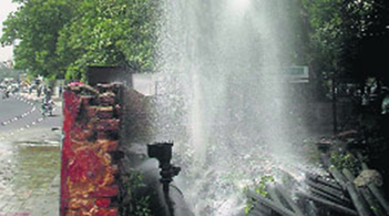 Tank overflows, floods Covid facility in Surat SMIMER hospital | India ...