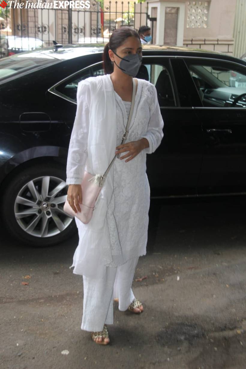 Raj Kaushal’s prayer meet: Mouni Roy, Vidya Malavade and other celebs ...