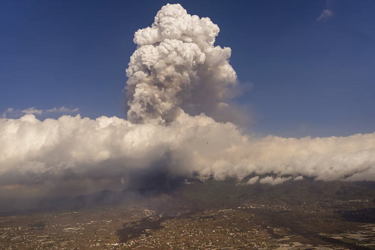 Canary Island volcano sends thousands fleeing | See Photos
