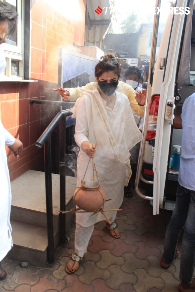 Raveena Tandon performs last rites of father Ravi Tandon | Bollywood ...