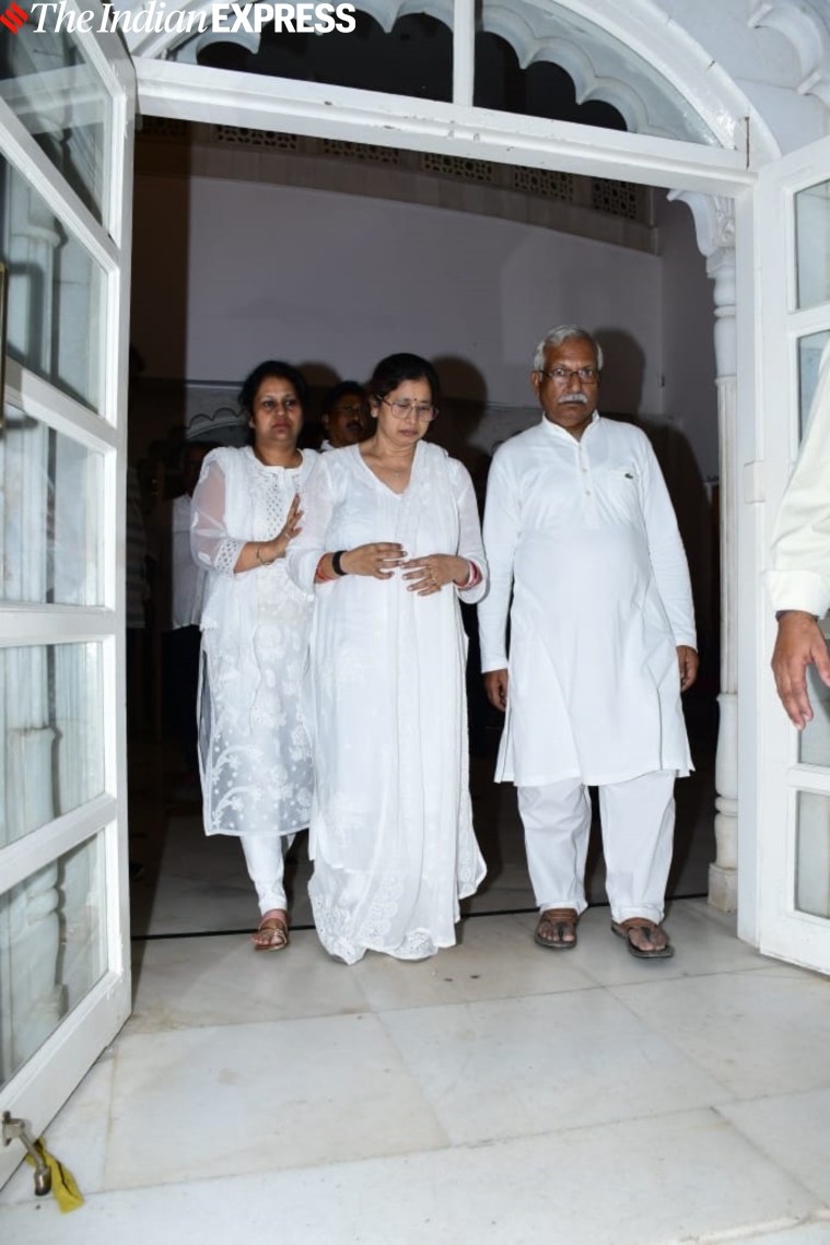 Johny Lever, Kapil Sharma, Bharti Singh, Kiku Sharda and others attend Raju Srivastava’s prayer ...