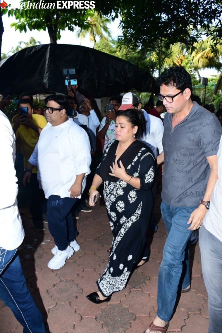 Johny Lever, Kapil Sharma, Bharti Singh, Kiku Sharda and others attend Raju Srivastava’s prayer ...