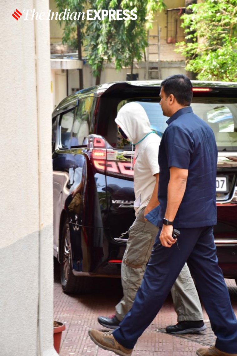 Aamir Khan keeps a low profile as he’s spotted in Mumbai amid new ad controversy. See photos ...