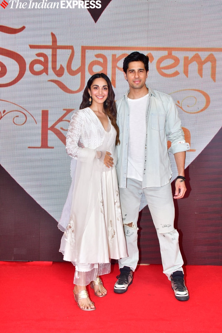 Satyaprem Ki Katha screening: Sidharth Malhotra holds Kiara Advani close as he shelters her from ...