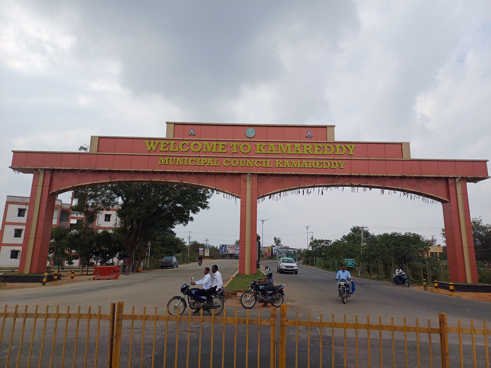 BRS, Congress brace for KCR vs Revanth cliffhanger as welfare war roils ...