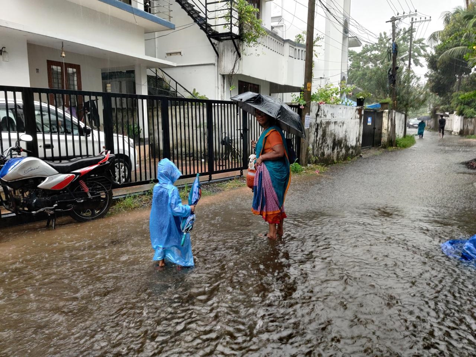 Incessant rains disrupt life in Kerala; IMD sounds red alert for ...