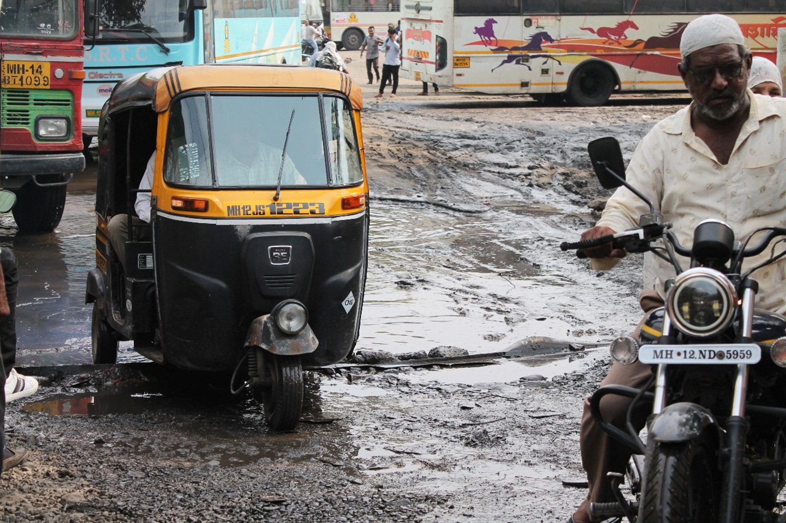 Swargate Bus Depot: Ongoing repair work to fix water chamber blockage ...