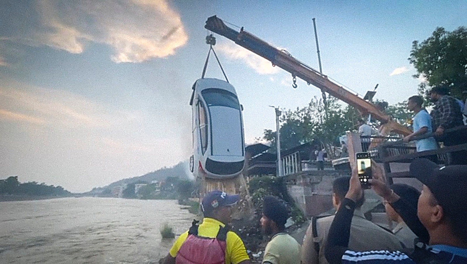 Watch: Cars swept away in Haridwar as Sukhi River floods amid heavy rains | India News - The ...