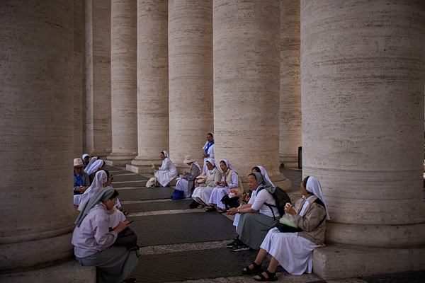 Papal Conclave 2025 Live Updates: New pope elected, bells ring out from ...