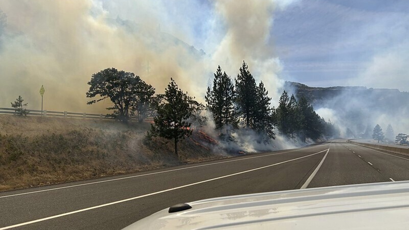 Wildfire in US’ Oregon prompts emergency evacuation, closes 20 miles of ...