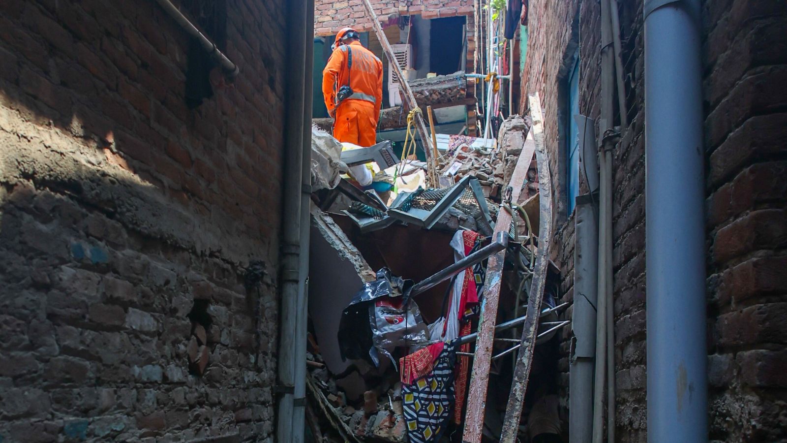 Northeast Delhi building collapse kills 6: Lane only 3-ft wide ...